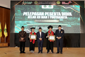 MAN 1 Yogyakarta | Dua Siswa MAN 1 Yogyakarta Terima Penghargaan Langsung dari Menko PM RI